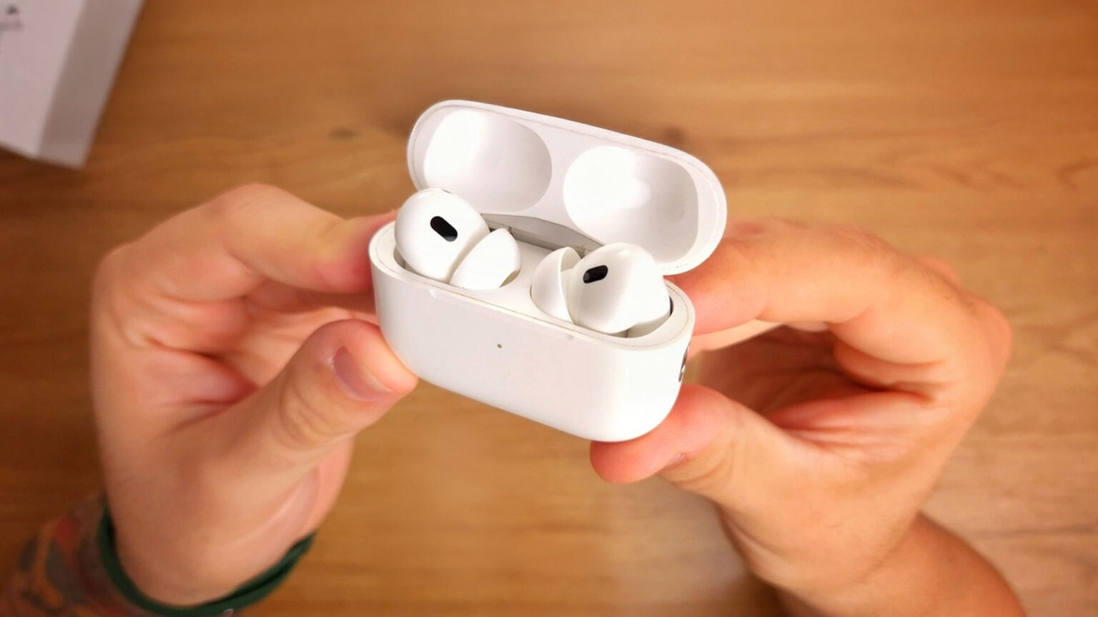 AirPods Pro 3 budú zrejme meškať. Apple si dáva na inovácii poriadne ...