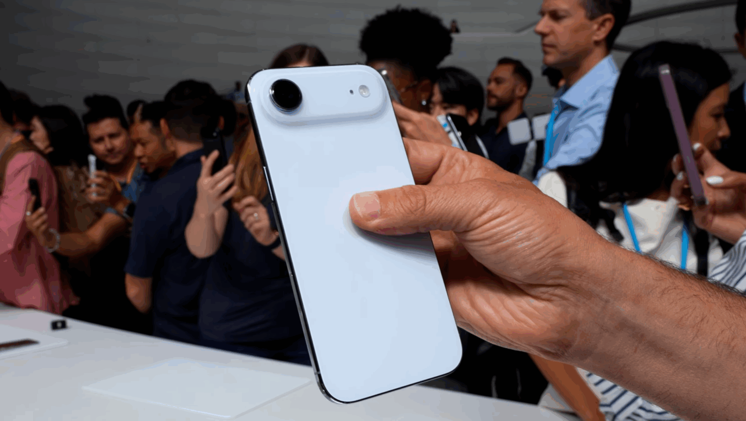 iPhone Air je len krok od celoskleneného modelu, o ktorom sníval Steve ...